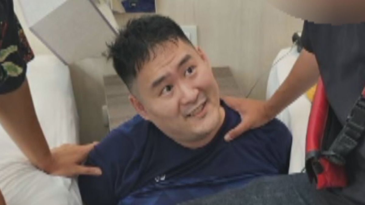 Japanese fraud suspect headbutts reporter’s camera in Thailand prior to deportation - TokyoReporter